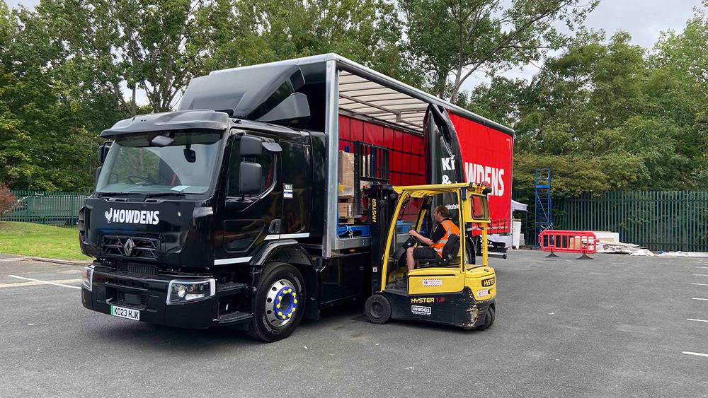 Builders' Merchants News - Howdens adds two electric vehicles to its fleet